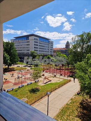 Porodičan stan u centru + parking mesto