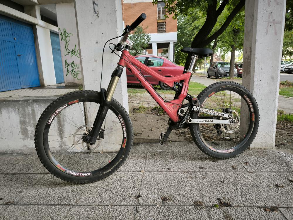 DH commencal supreme