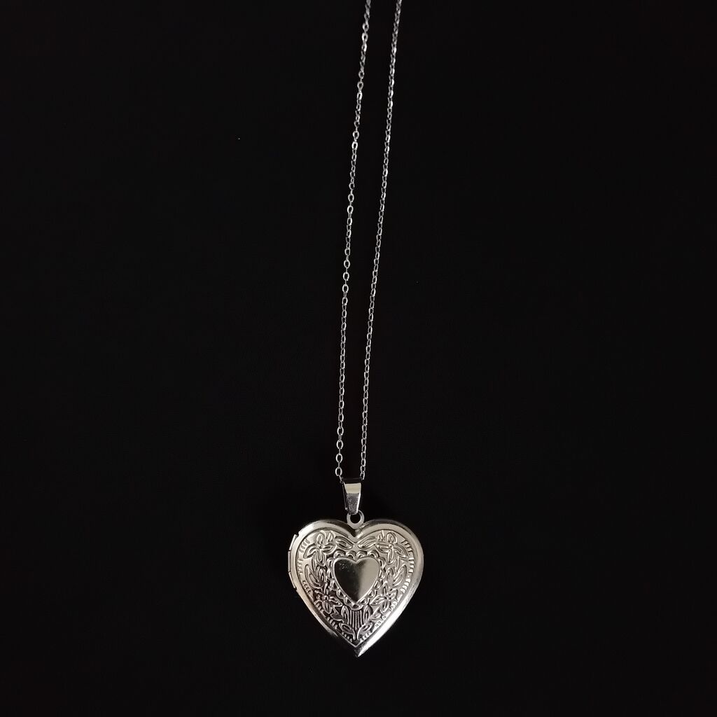 Ogrlica sa medaljonom u obliku srca od nerđajućeg čelika medaljon se