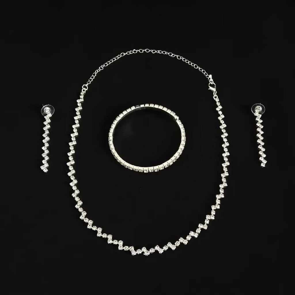 Trodelni set od nerđajućeg čelika    Dužina ogrlice je 45 cm Narukvica