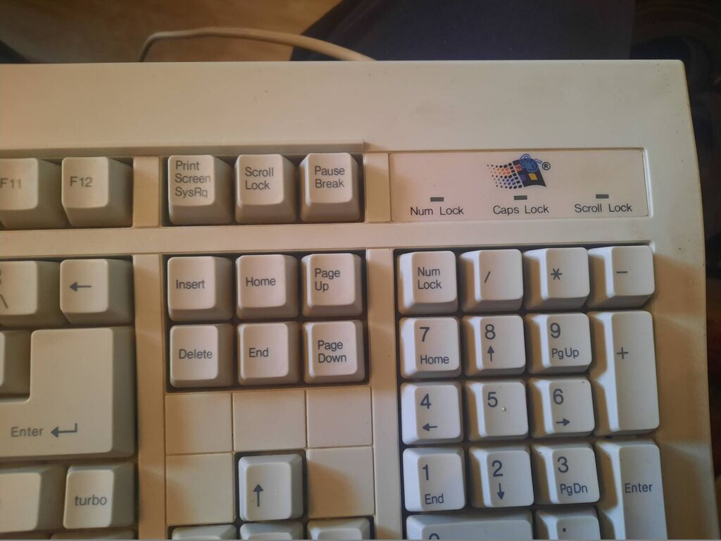 Stara,retro tastatura sa din konektorom i adapter sa din na ps2