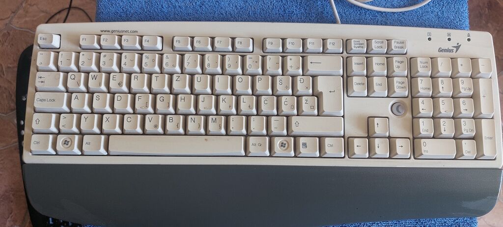 Tastatura i mis ocuvani ispravni bez ostecenja