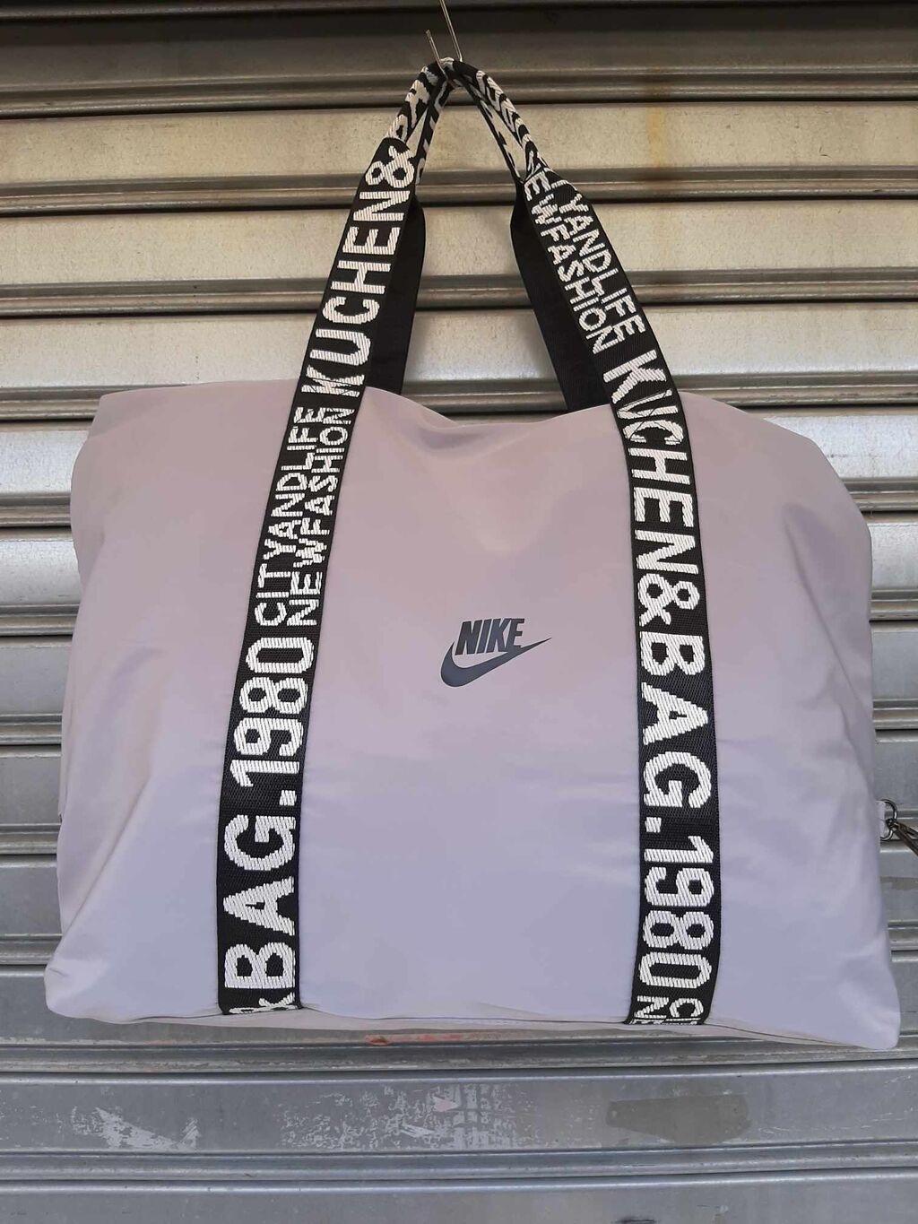 Nike torbe. Cena 3000 dinara. Dimenzije su 43x42cm