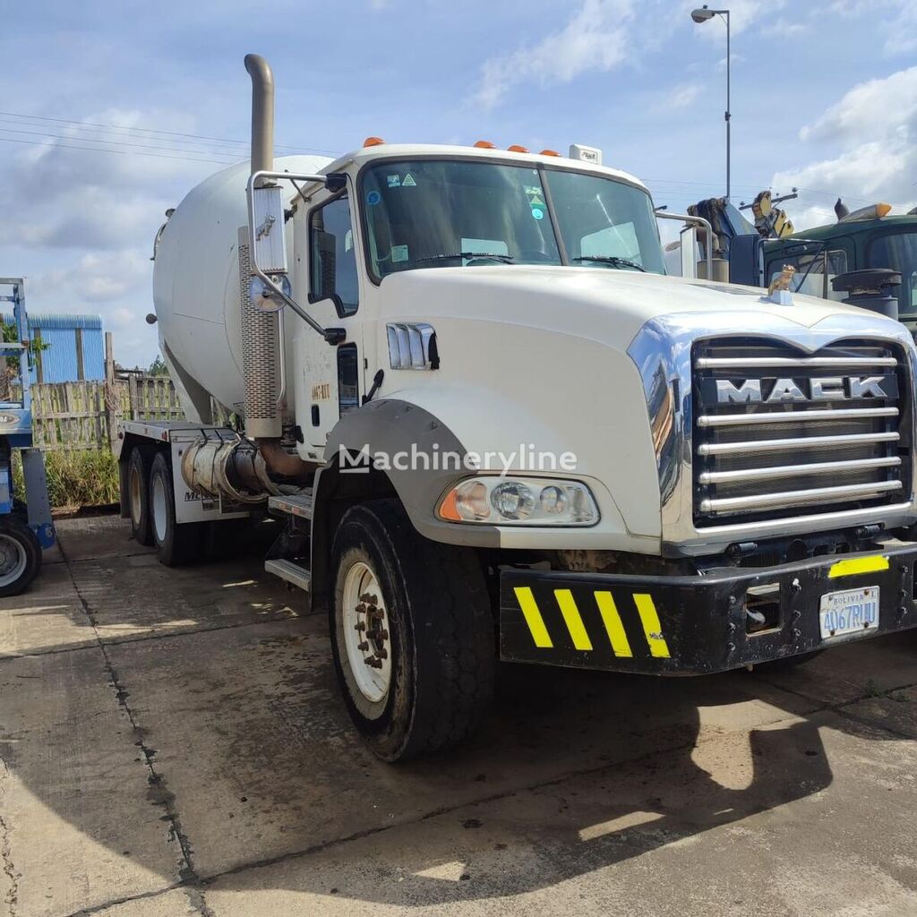 Mack GU813E kamion s mešalicom za beton