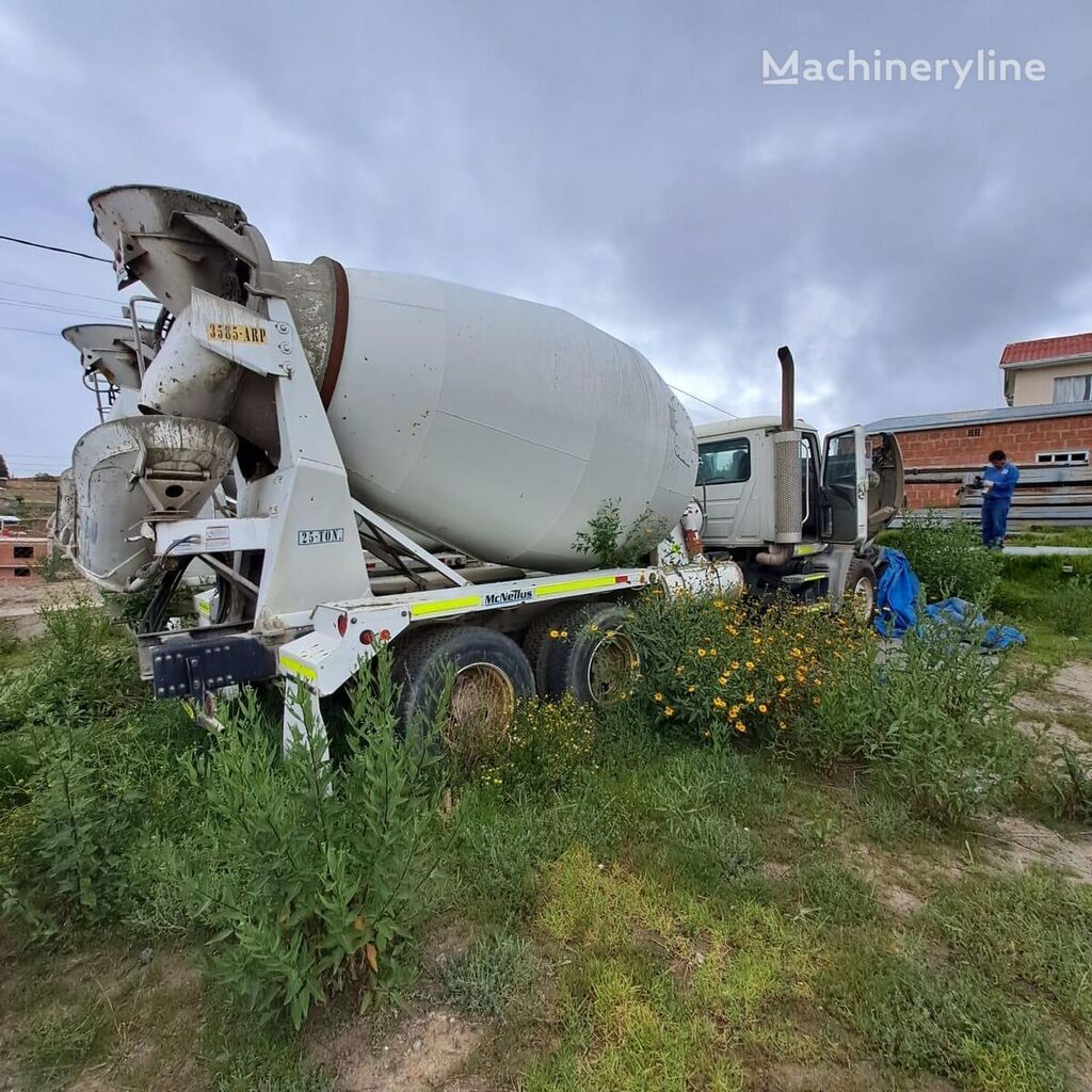 McNeilus na šasiji Mack GU813E kamion s mešalicom za beton