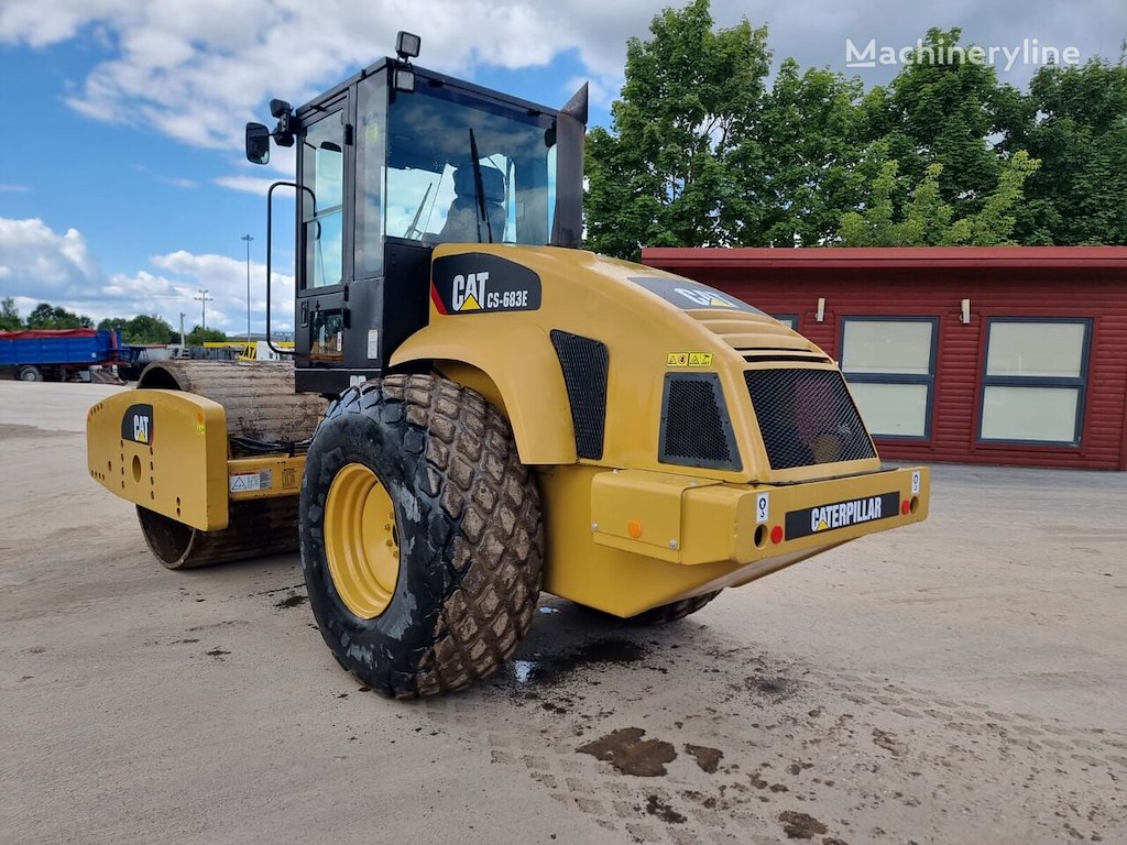 Caterpillar CS-683E kompaktor s jednim valjkom