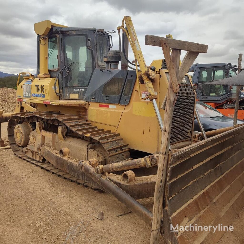 Komatsu D65EX-15 buldožer