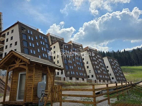 Apartman Ravna planina 35m2 Objekat D pogled na stazu USELJIVO