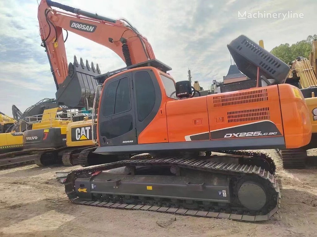 Doosan DX225 bager guseničar