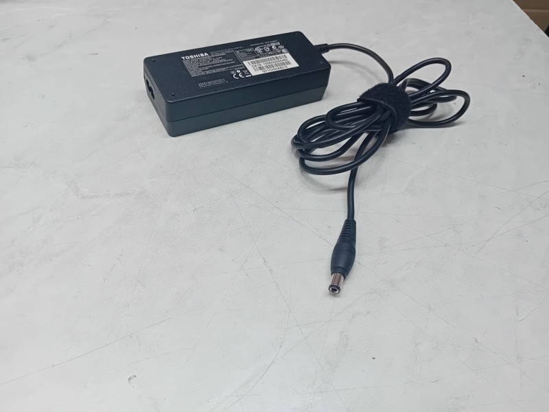 Toshiba adapter 15V 5A 75W ispravan