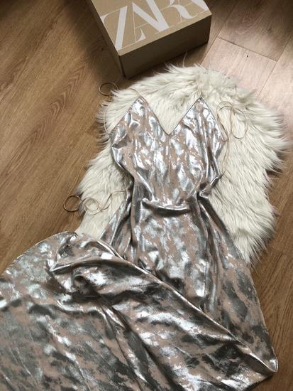 Zara slip metalik srebrna maxi haljina