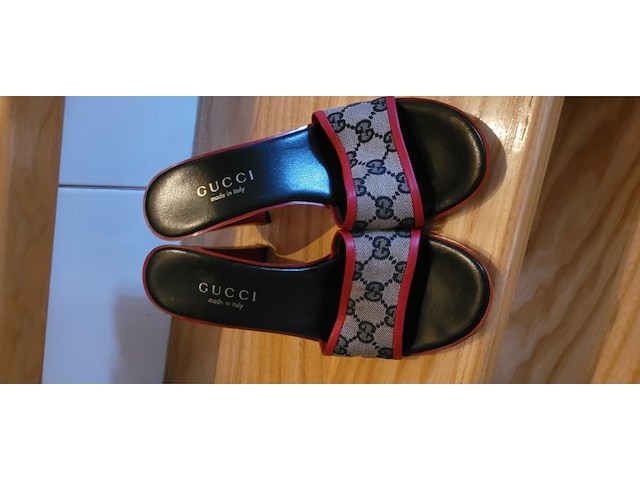 **Gucci papuce**