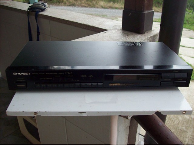 Pioneer F 225 AM/FM Digital Synthesizer Tuner (1989)