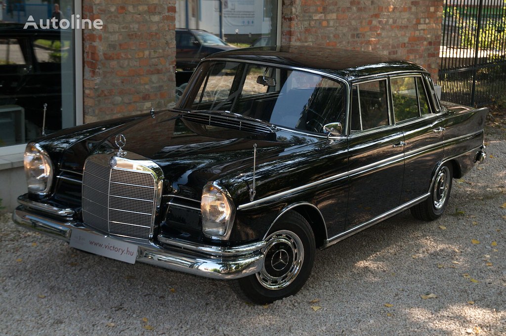 Mercedes-Benz W112 300SE limuzina