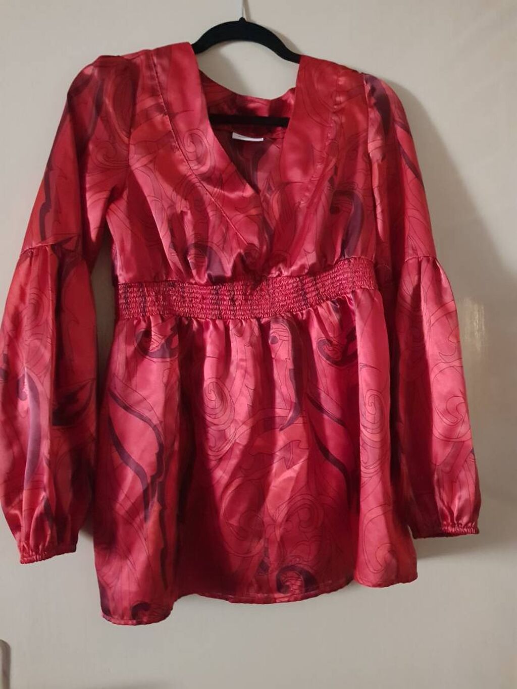 Crvena satenska tunika, dužine 68 cm, V izrez, "bauš" donji deo