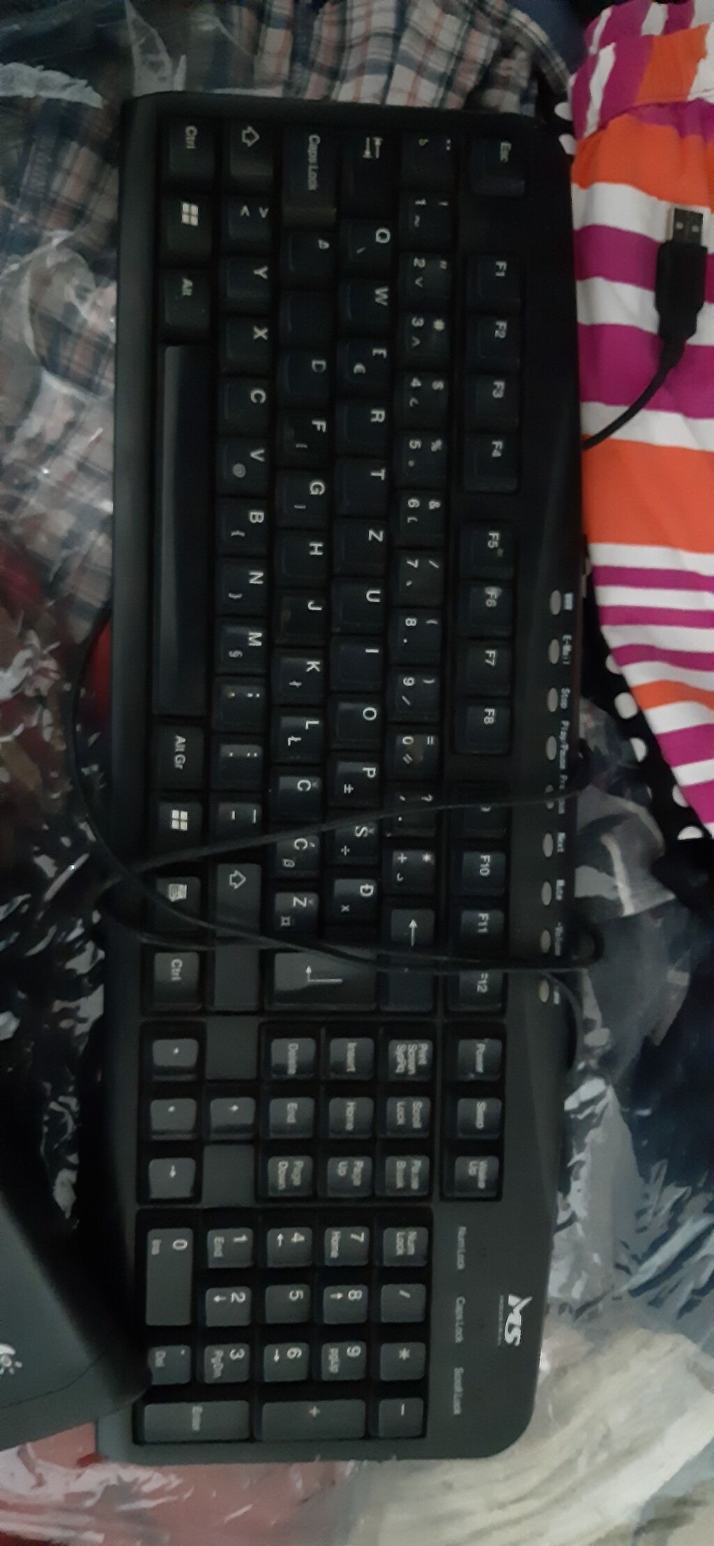 Tastature 100%ispravne malo koristene sijaju 2000