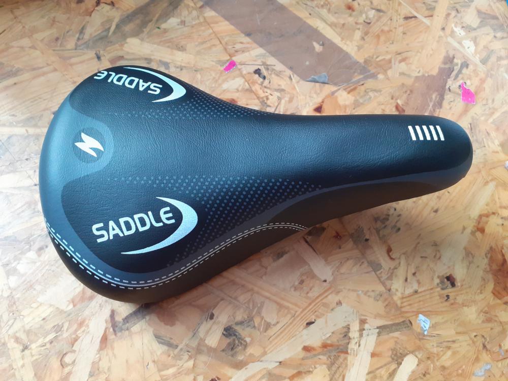 Sediste saddle crno sivo belo