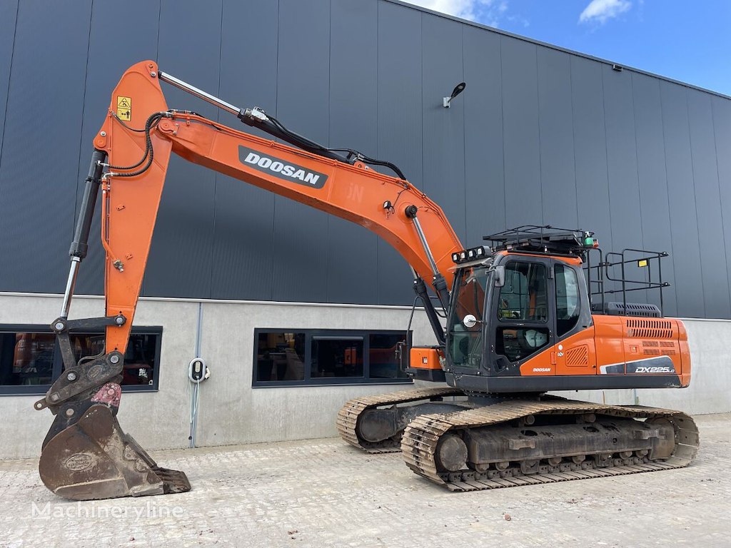 Doosan DX225LC-5 bager guseničar