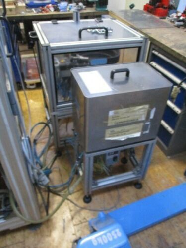 Weber mit 2 Vibrationsförderern (Inbus M8+Unt industrijski robot