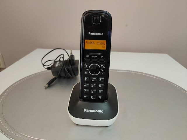 Lep Panasonic bezicni telefon crno-beli.