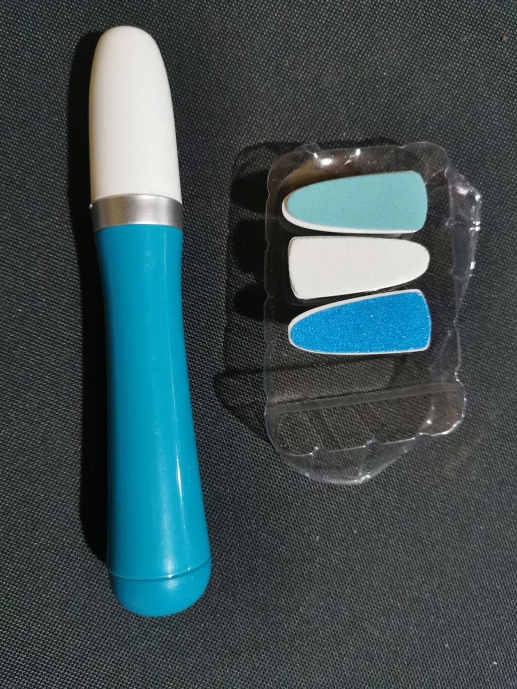 Turpija za nokte radi na baterije, lako oblikuje i polira