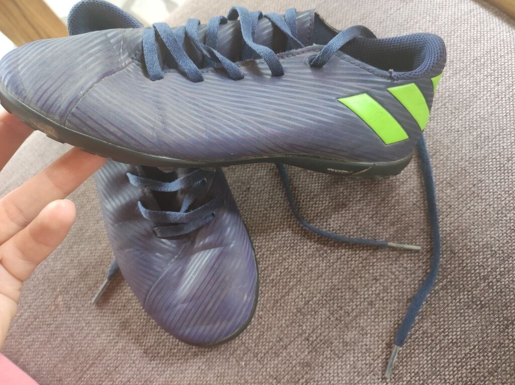 Adidas patike za fudbal, sa malim kramponima, malo nošene,br.35 ½