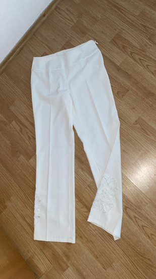 Elegantne bele pantalone na peglu