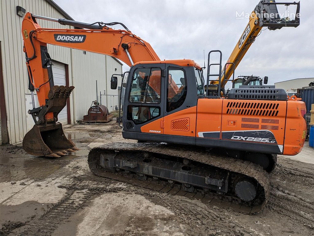 Doosan DX225 bager guseničar