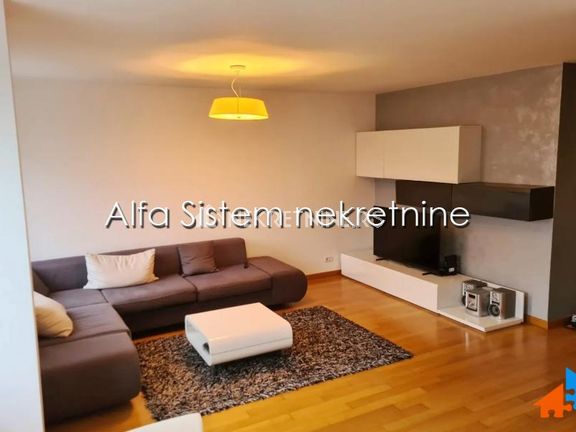 Vračar, Hram Svetog Save, 3.0 stan, 82m2, 1350 EUR