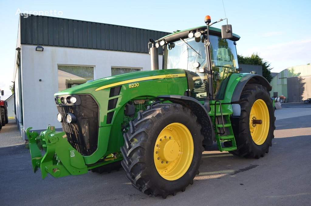 John Deere 8230 traktor točkaš