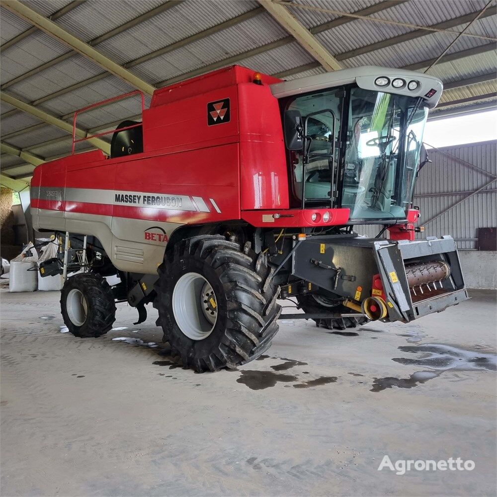 Prodaje se Massey Ferguson 7270 BETA kombajn za žito na aukciji