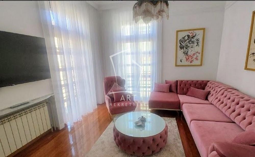 Centar, pešačka zona, mereno 140m2 ID#8256 2.150 €