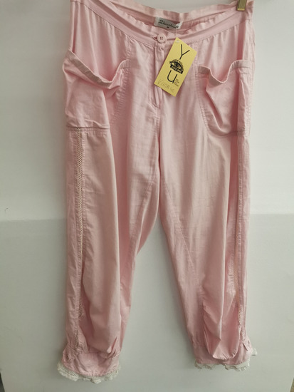 Prelepe roze pantalone sa zanimljivim detaljima