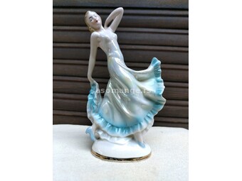 Porcelanska figura Ona pleše