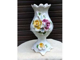 Porcelanska vaza sa ružama