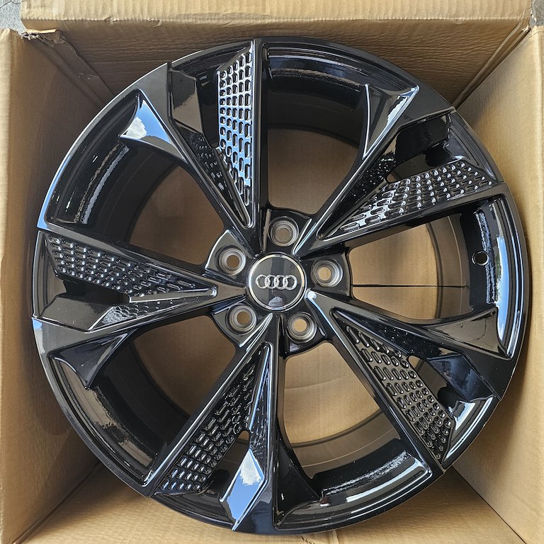 ALU FELNE
8j x18 ET40 5x112