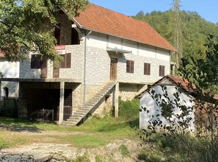 Kuća, Moravički, 5+ soban, 300m²