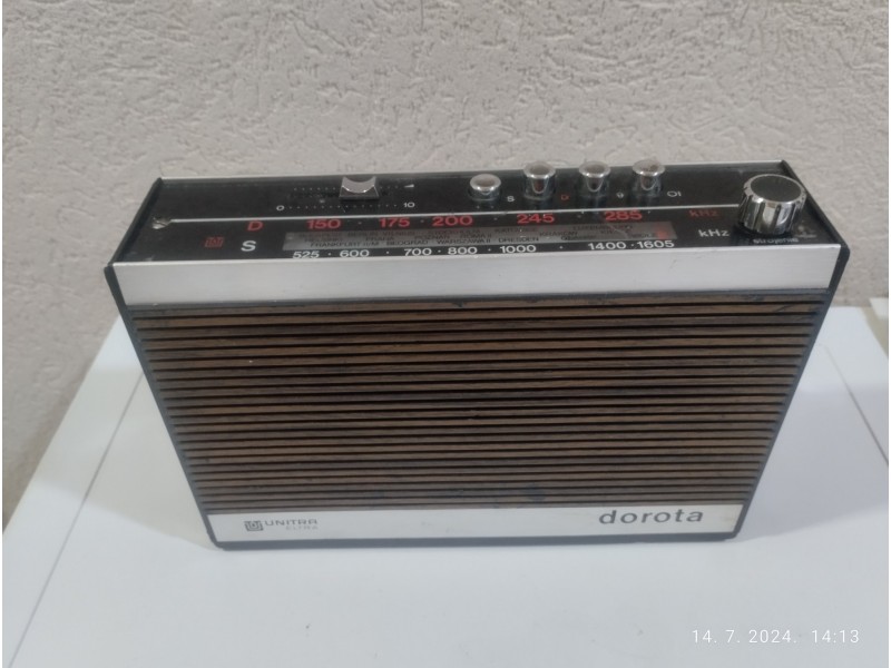 Stari radio prijemnik Dorota