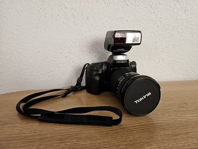 Stari retro fotoaparat MINOLTA DYNAX 300si 2000xi Tokin
