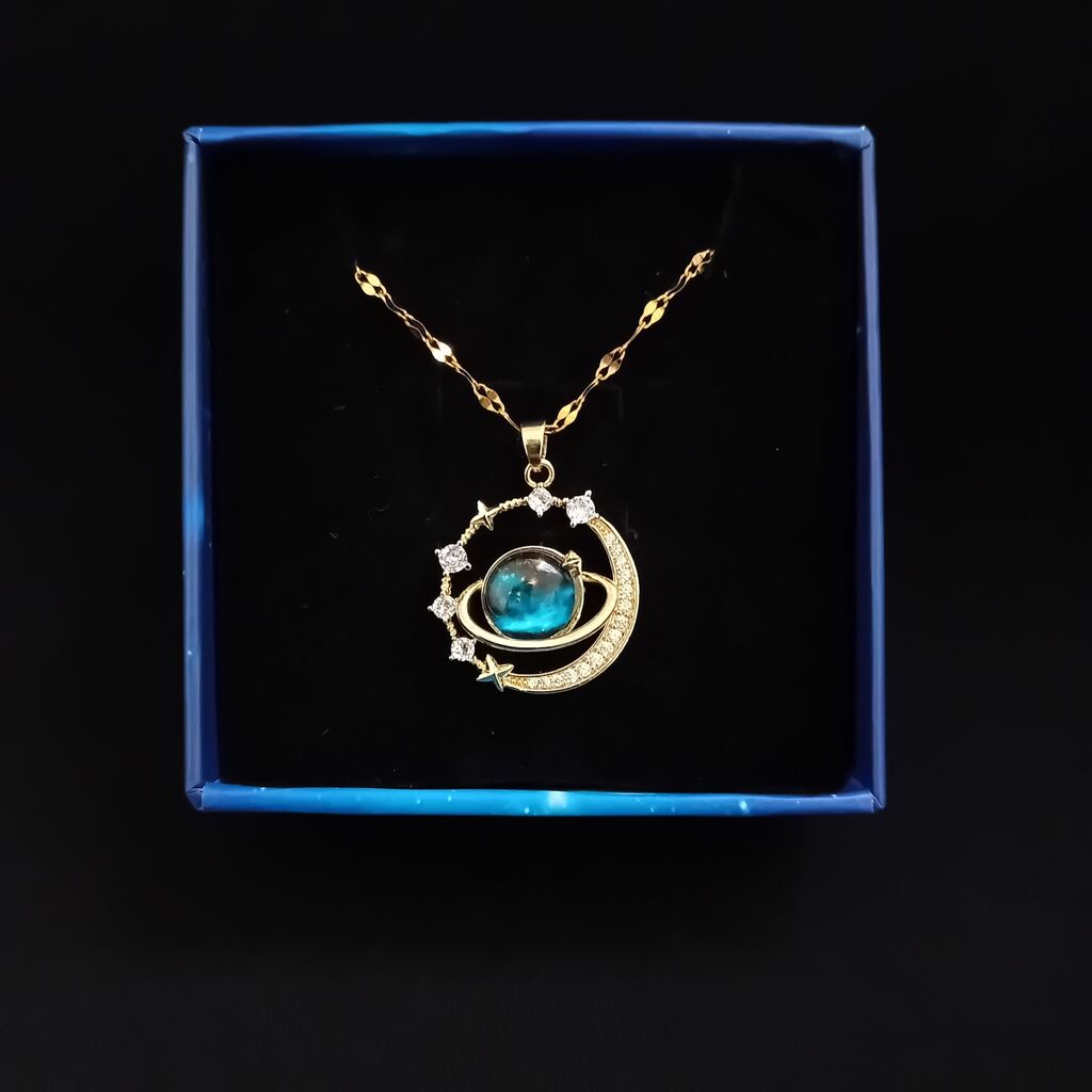 Prelepa ogrlica od hiruškog čelika sa priveskom meseca i saturna