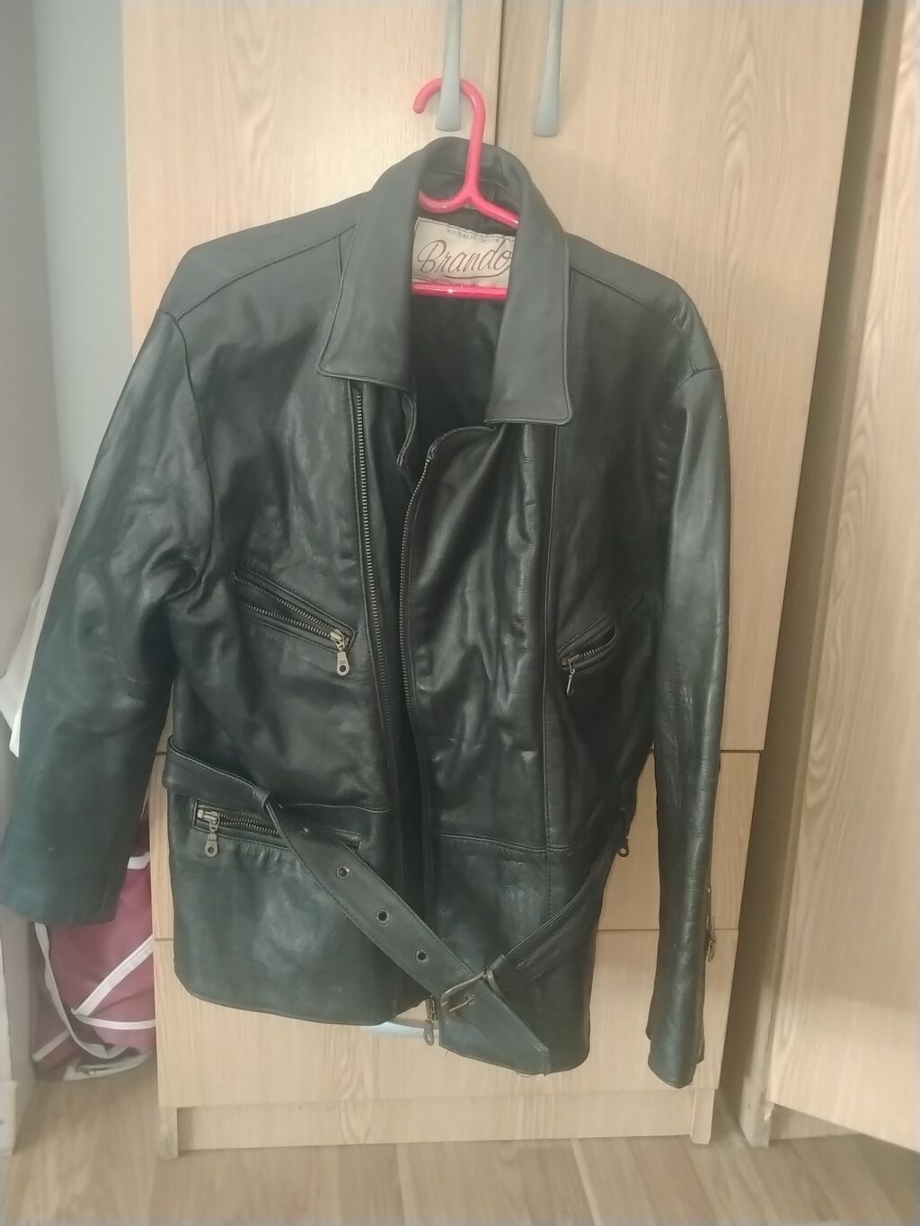 Kozna polovna jakna. Kvalitetna,masivna, velina veci S. Cena 50€