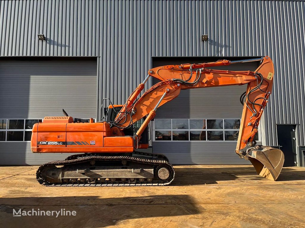 Doosan DX225 bager guseničar