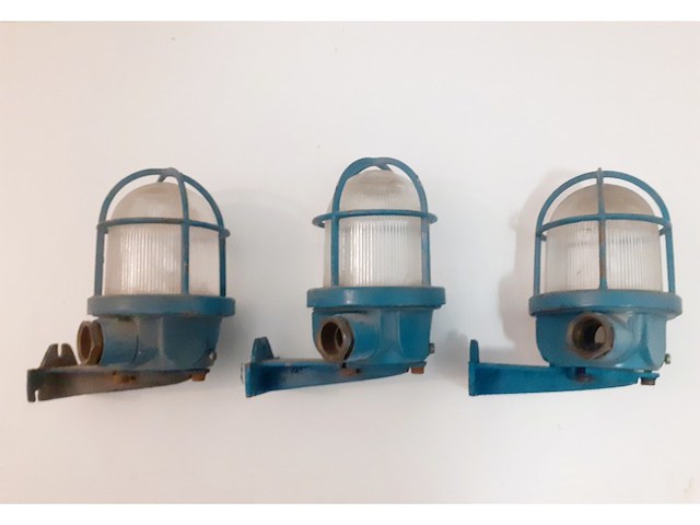 3 mesingane industrijske zidne lampe dimenzija 15 x 13