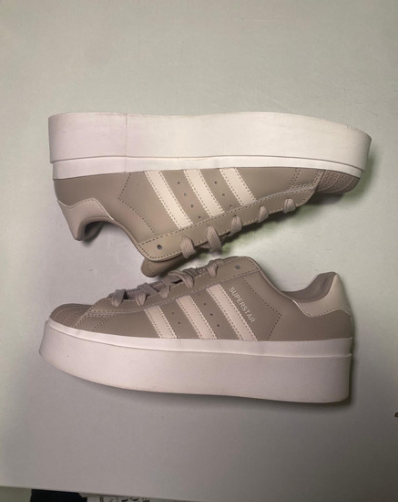 Adidas Superstar sa debelim djonom