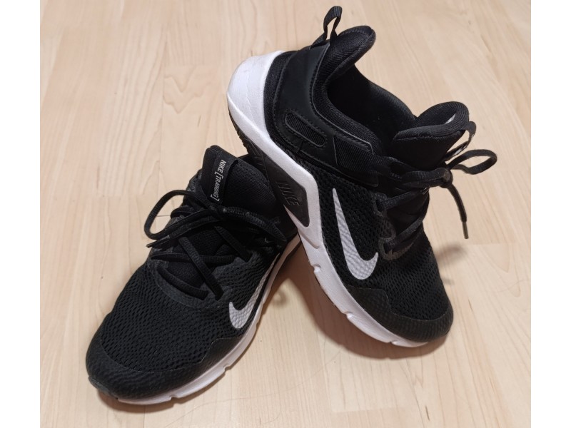 NIKE Legend Essential patrike br 36