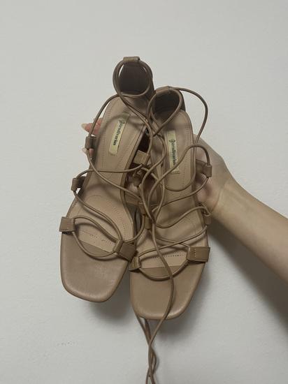 Stradivarius nude sandale na pertlanje