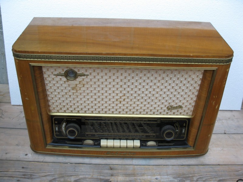 GRAETZ Melodia 4R prelep prastari radio-za kolekcionare