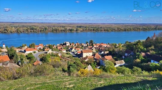 Izuzetan plac sa vikendicom sa pogledom na Dunav