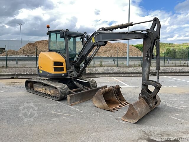 Mini bager < 7t
Volvo ECR50D with 3 buckets