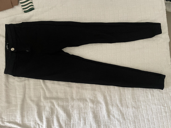 Bershka duboke crne pantalone/nove